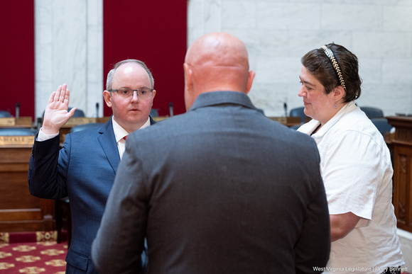 Bill Bell Takes Oath of Office - West Virginia Press Association
